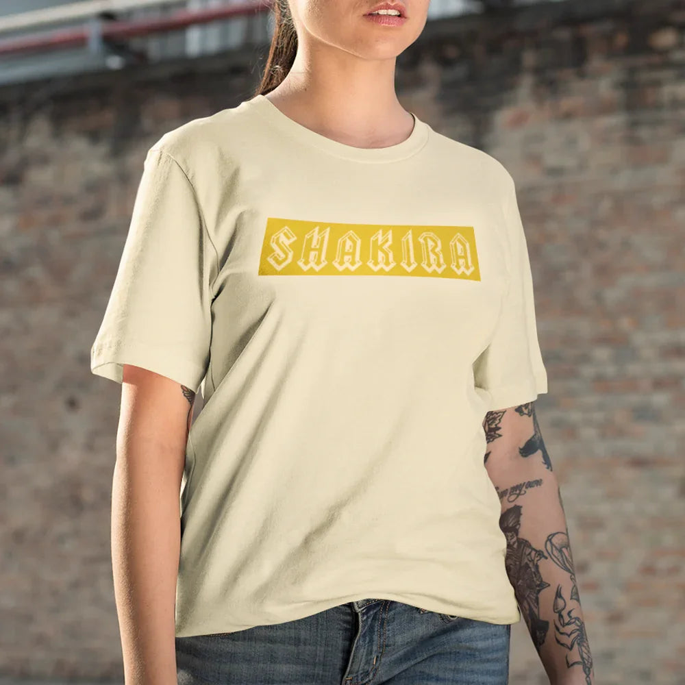 Camiseta Básica Shakira Name Logo – Saoko
